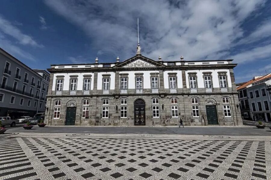 Angra do Heroísmo: Walking Tour with Local Pastry and Coffee - Why This Tour Works for Travelers