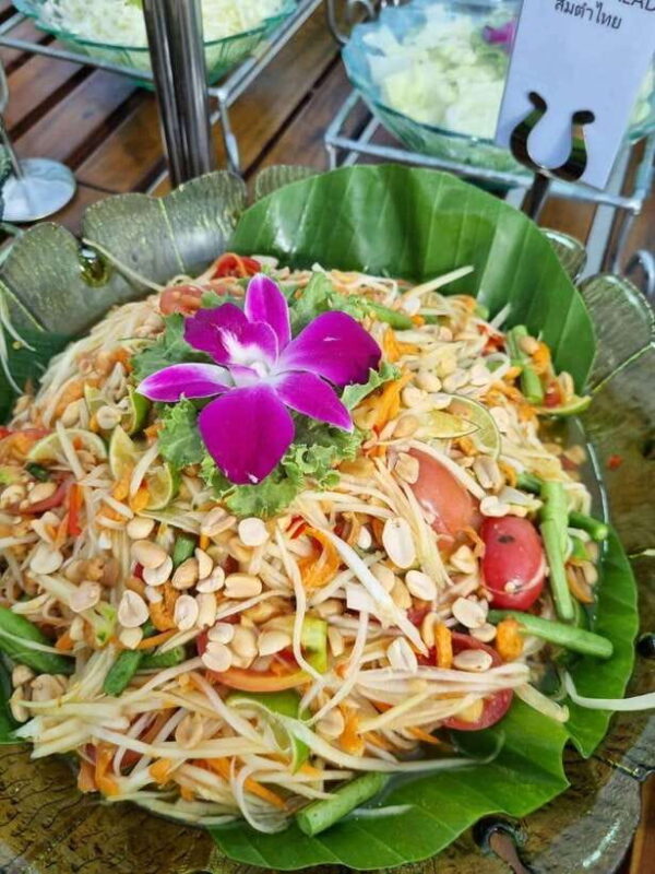 Bangkok: Luxury White Cruise with Buffet and Entertainment - Key Points