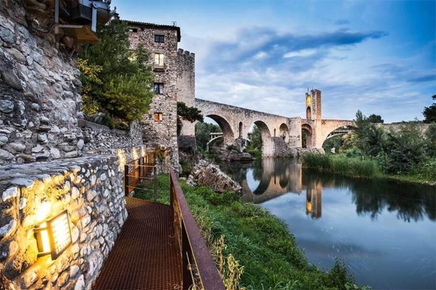 Barcelona: Besalú Dali and wine tour - Lunch Options and the Charm of lEmpordà