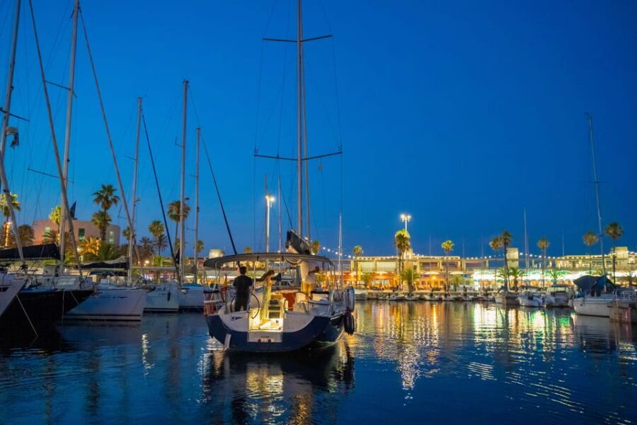 Barcelona: Cena Romántica y noche en camarote en velero - A Deep Dive into the Experience