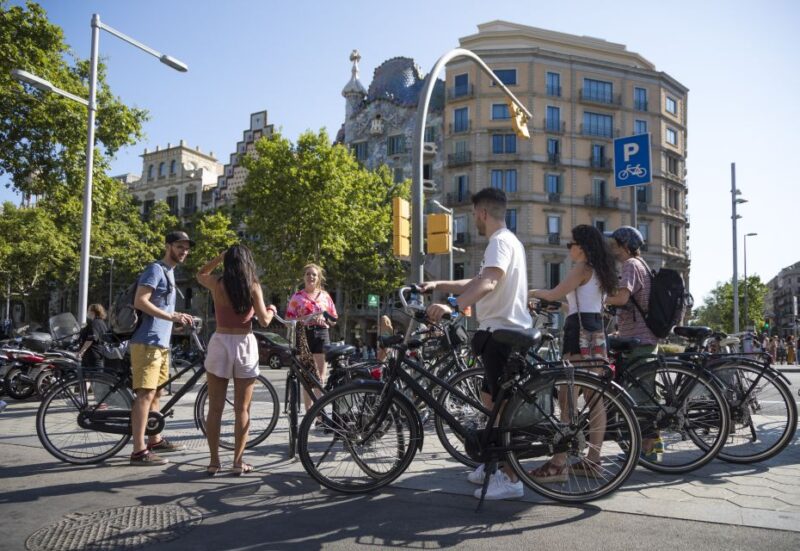 Barcelona: City Highlights Bike Tour - Key Points
