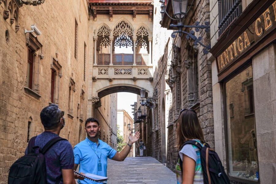 Barcelona: Gothic Quarter Guided Tour with Flamenco & Tapas - Deep Dive Into the Itinerary