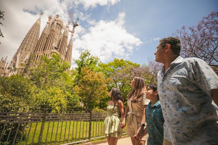 Barcelona: Professional Photoshoot Outside Sagrada Familia - Breaking Down the Experience