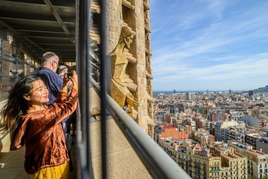 Barcelona: Sagrada Familia Tour & Optional Tower Visit - The Itinerary in Detail