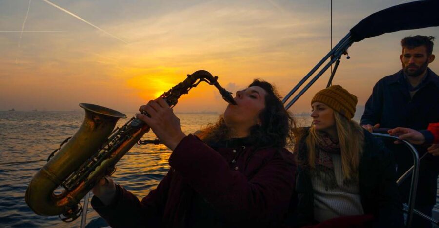 Barcelona: Sunset Live Sax and Sailing Experience with Tapas - Assessing the Value