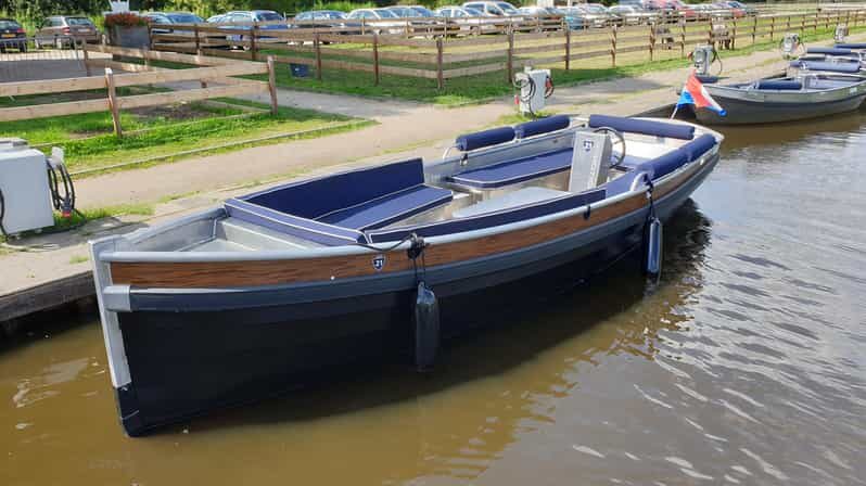 Boatrental 2 Hours 12 Person with Steeringwheel and cushions - Introduction: A Relaxed, Flexible Way to Explore Giethoorn
