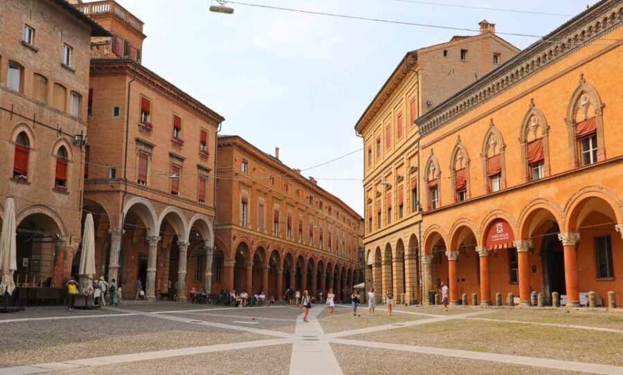 Bologna: Express Walk with a Local in 60 minutes - A Thorough Look at the Itinerary