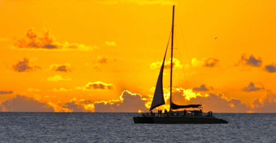 Cambrils: Costa Dorada Sunset Catamaran Cruise with Drinks - The Drinks and Atmosphere