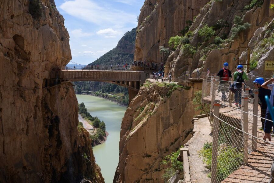 Caminito del Rey: Guided Tour with 1 Drink and Shuttle Bus - Why the Caminito del Rey Guided Tour Stands Out