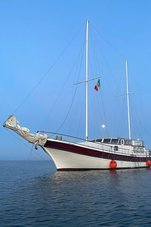 Carloforte e Isola di S. Pietro, tour on a yacht with lunch - What Makes This Tour Stand Out