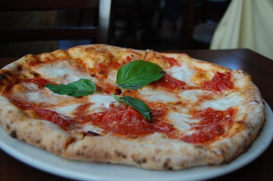 CHARACTERISTIC LOCAL TOUR IN NAPLES: FOOD AND STREETS - An In-Depth Look at the Naples Food and Streets Tour