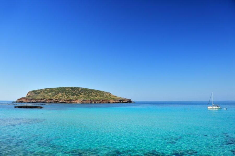 Discover the Ibiza beaches on a boat without license 8H - The Experience in Detail