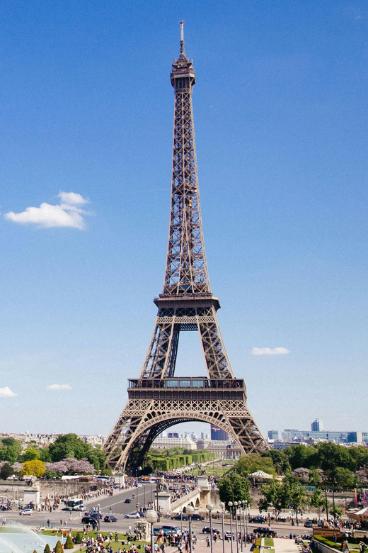 Eiffel Tower Reserved Access with Photoshoot stops - What to Expect from the Tour