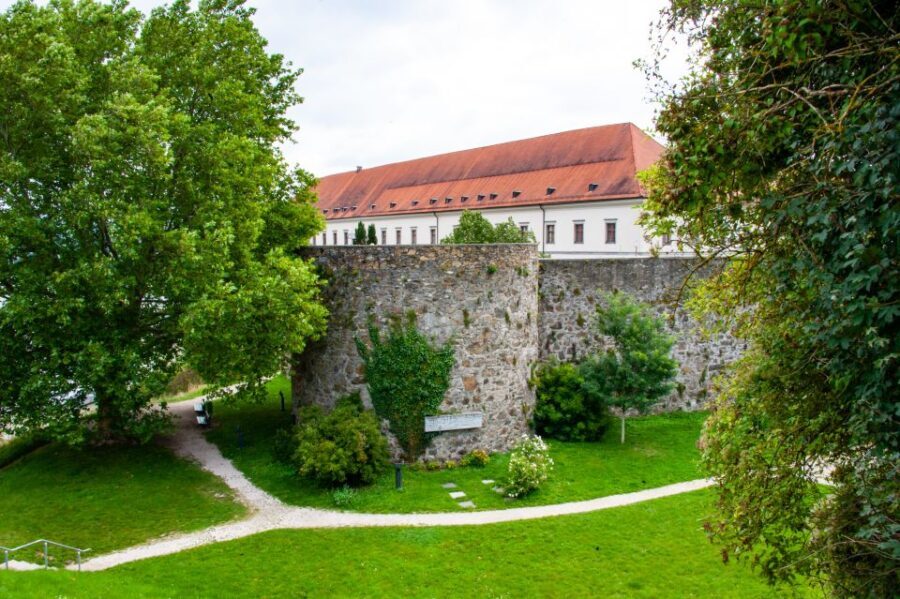 Family Tour of Linz's Old Town, Pöstlingberg and Grottenbahn - What About Value?