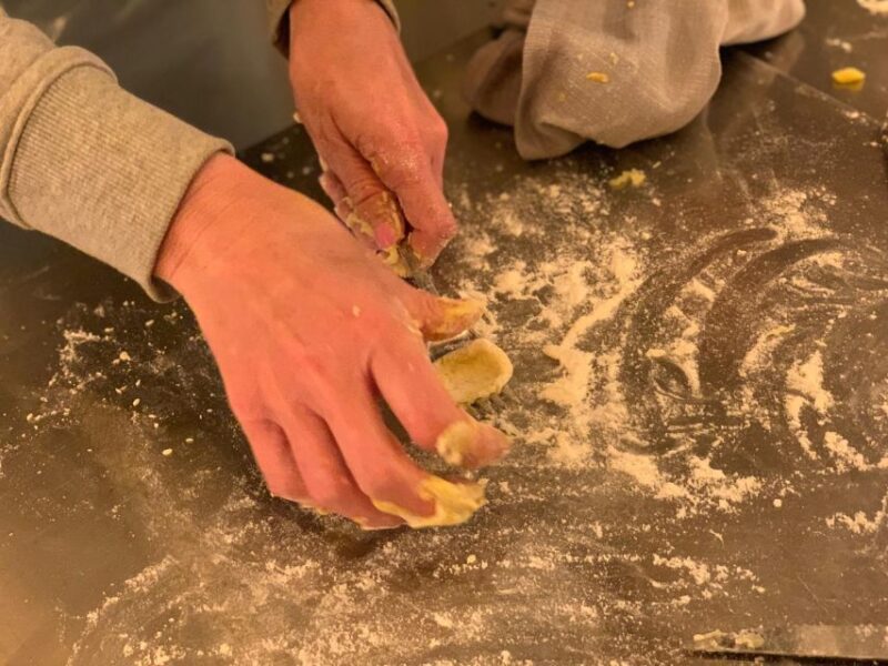 Florence: Pasta & Tiramisu Cooking Class with Unlimited Wine - Key Points