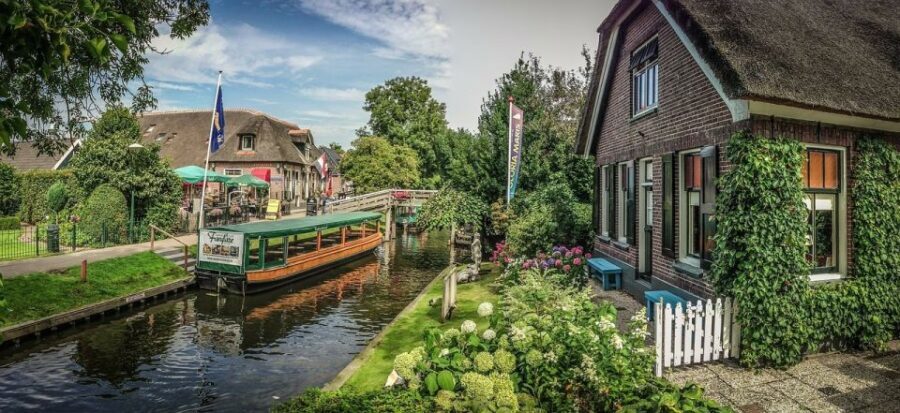 From Amsterdam: Giethoorn Sightseeing Tour and Canal Cruise - Discovering Giethoorn: The Village and Its Charm