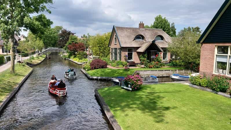 From Amsterdam: Giethoorn Small Group Tour with Boat Ride - Arrival in Giethoorn: The Village Without Roads