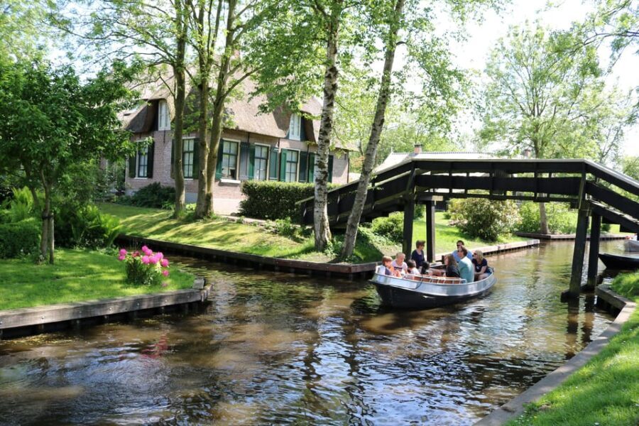 Giethoorn: 2,5 Hours 7 persons boat steeringwheel + cushions - Who will love this experience?