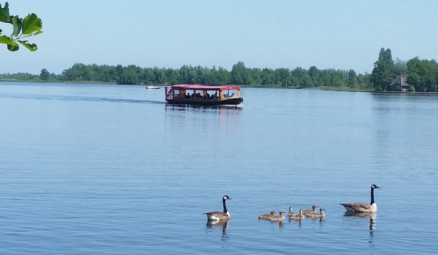 Giethoorn: Canal cruise Giethoorn village and lake - The Highlights We Loved