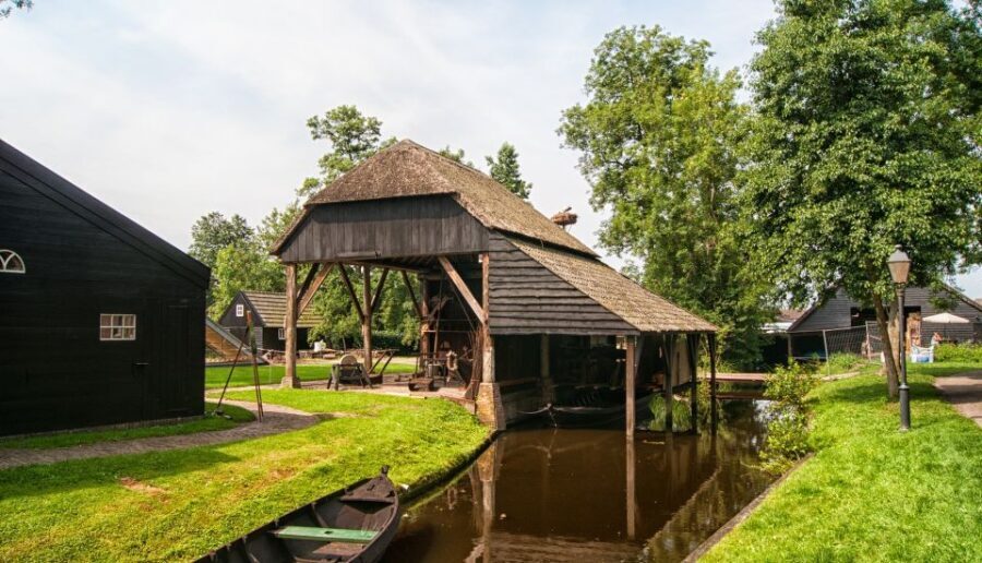 Giethoorn: Private Day Trip with Boat Tour from Amsterdam - The Walking Tour of Giethoorn