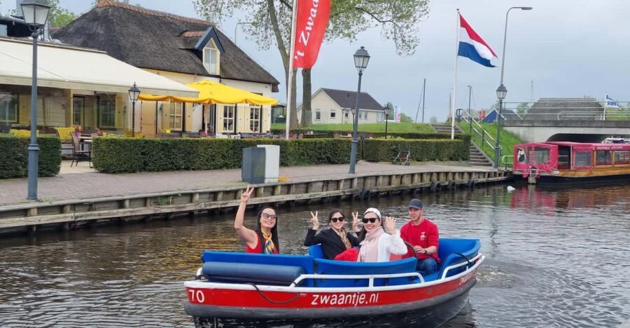 Giethoorn private tour with open boat and local captain - The Experience in Detail