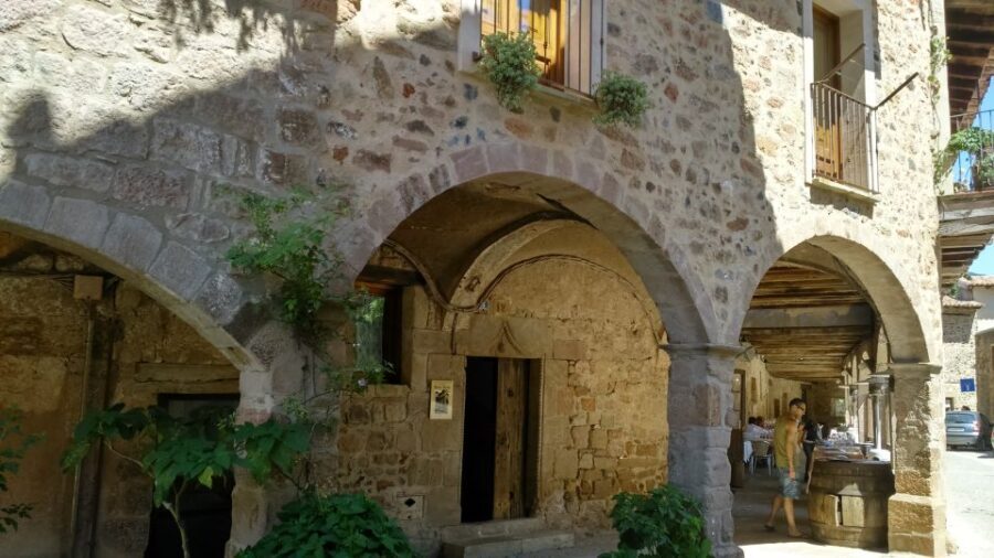 Girona: Volcano Area, Besalú, and Banyoles Lake Tour - Transportation and Timing: How the Day Flows