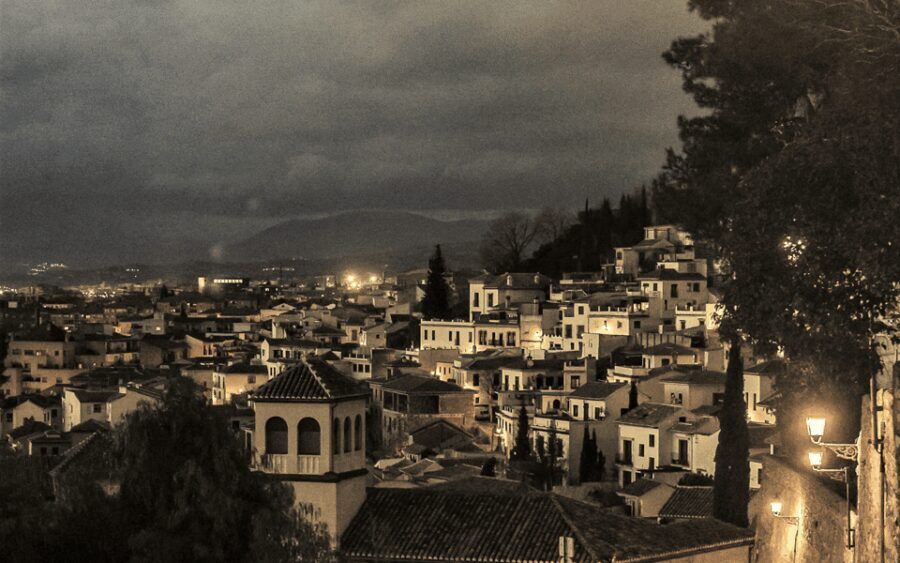 Granada: Albaicín in the Dark Walking Tour - The Experience: A Closer Look at the Itinerary