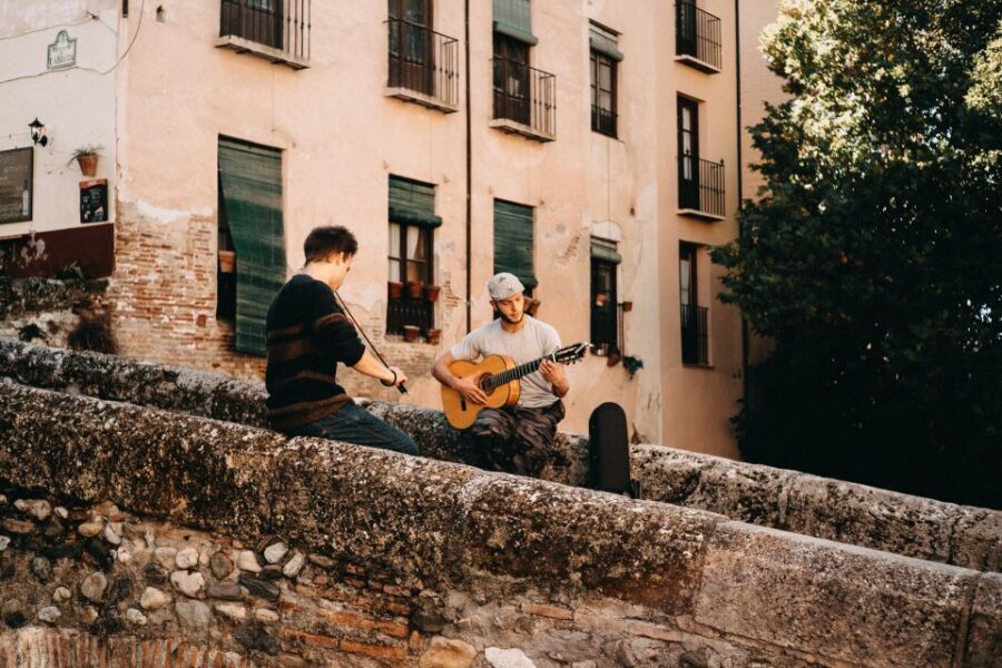 Granada: Albaicín & Sacromonte Walking Tour & Flamenco Show - Sacromonte and Its Unique Charm