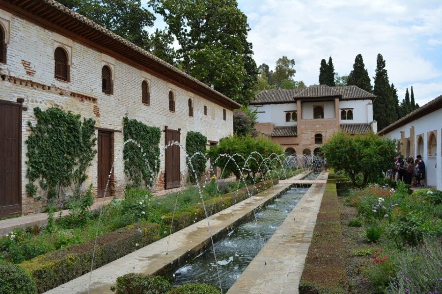 Granada: Alhambra and Generalife Gardens Guided Tour - Exploring the Fortress and Palaces
