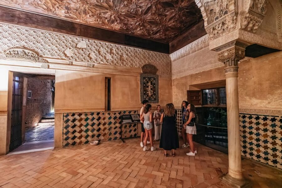 Granada: Alhambra and Nasrid Palaces Guided Tour at Night - Guides and Group Dynamics