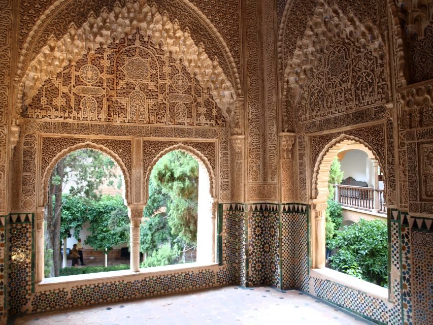 Granada: Alhambra Complex Guided Tour with Ticket - Who Should Consider This Tour?