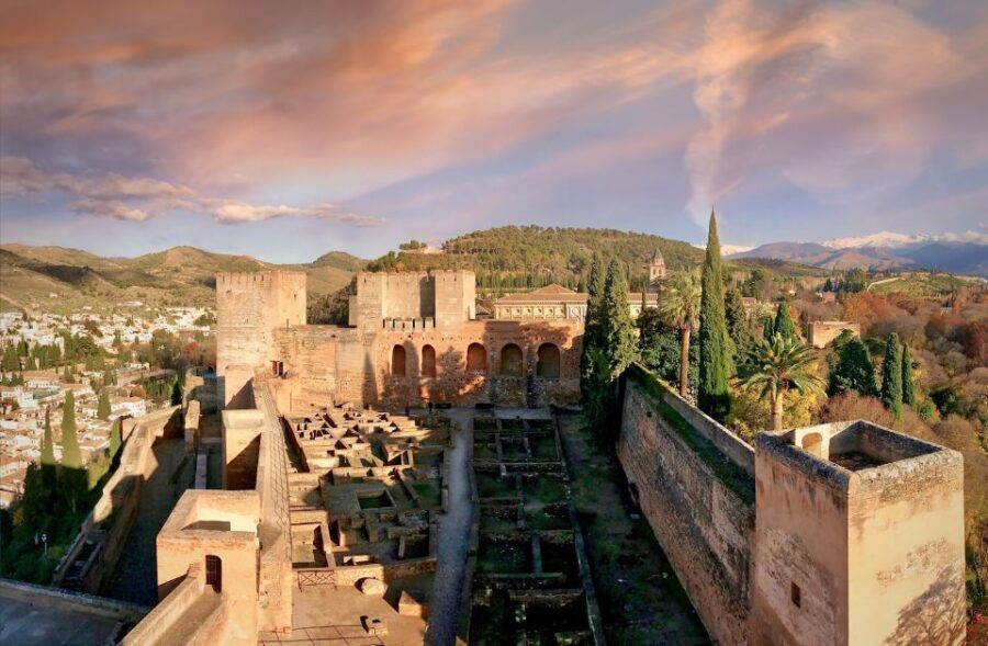Granada: Alhambra Fast-Track Guided Tour - Itinerary Breakdown: What You’ll Experience