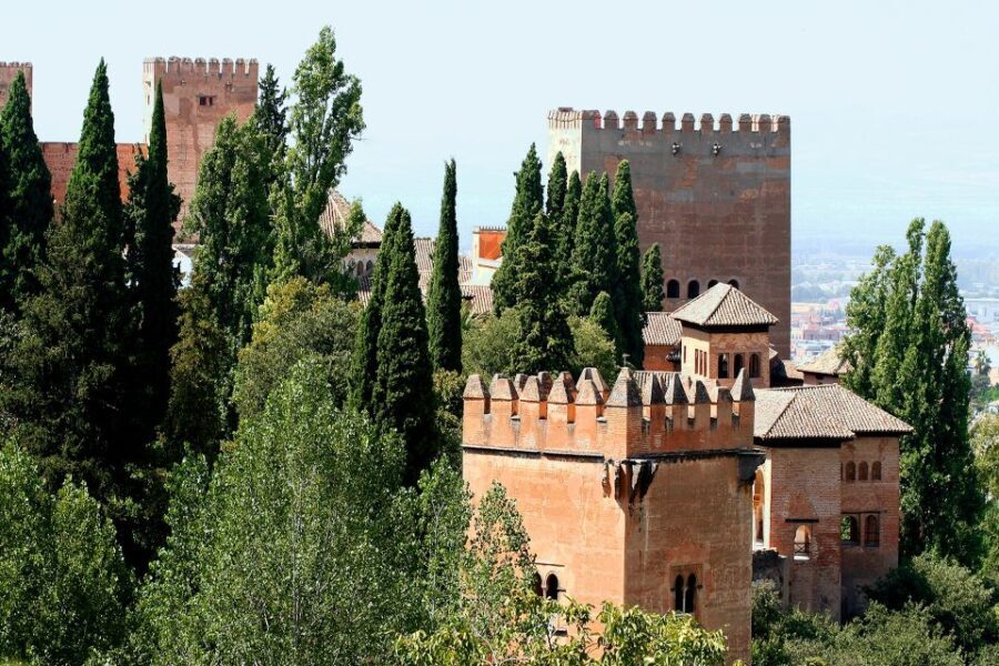 Granada: Alhambra Guided Tour w/ Nasrid Palaces & City Pass - The Itinerary: What You’ll Experience