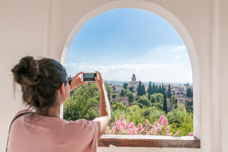 Granada: Alhambra Ticket and Guided Tour with Nasrid Palaces - Guides and Group Sizes: Personal Touch and Atmosphere