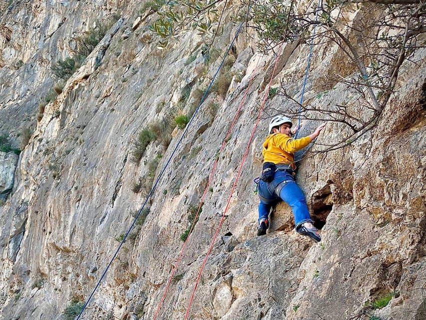 Granada: Rock climbing top-rope Placas Negras - An Introduction to Placas Negras: The Perfect Climbing Spot for Beginners