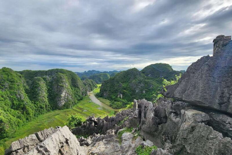 Hanoi: Hoa Lu - Tam Coc - Mua Cave -1 Day Trip by Limousine - Key Points