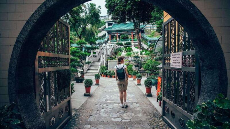 Hong Kong Must-See attractions Walking Tour With A Guide - Key Points