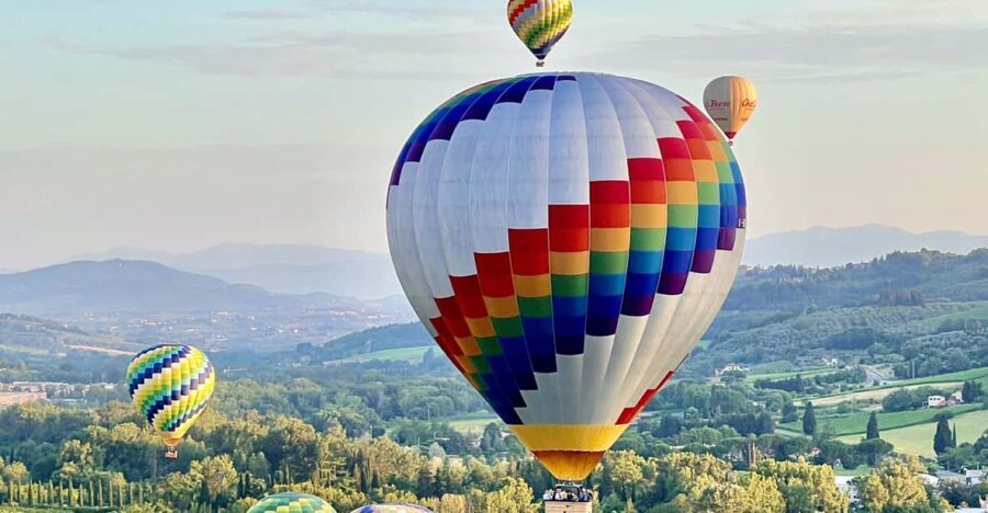 Hot air balloon flight in Tuscany - The Pilot and Guides: Knowledge and Warmth