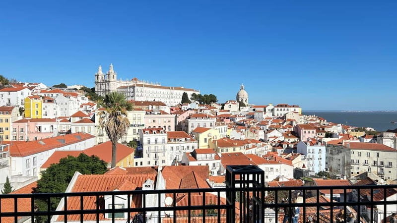 Lisboa: Tuk Tuk ride in Alfama & pick-up you at the hotel. - What to Expect in Practice