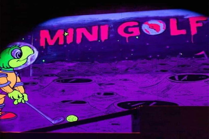 Lisbon: 18-Hole Indoor Minigolf Ticket with Bar Area - What to Expect During Your Visit
