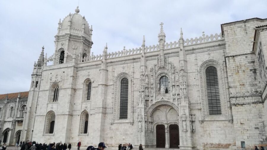 Lisbon: Historical Walking Tour with Jeronimos Monastery - Key Points