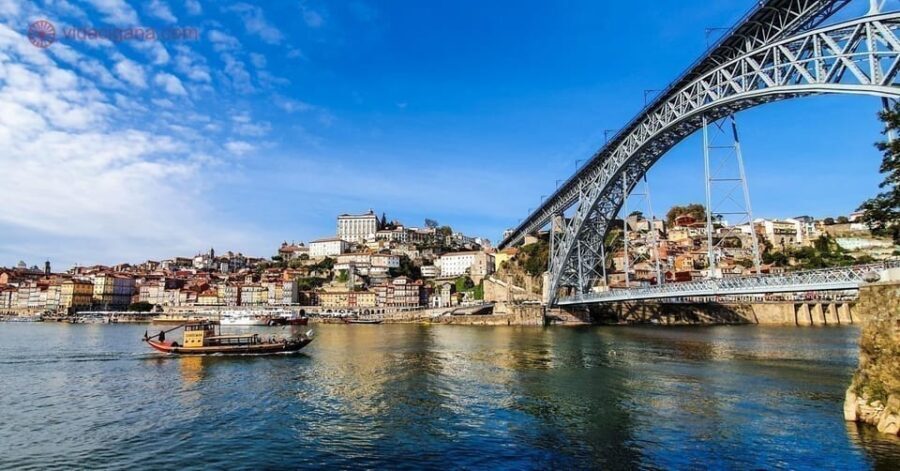 Lisbon: Porto Private transfer visiting Nazare and Obidos - The Highlights in Detail