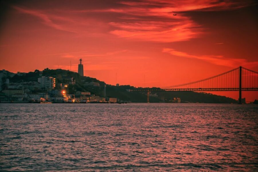 Lisbon: Sailboat Tour w/ Local Guide and Open Bar Green Wine - What to Expect During the Tour