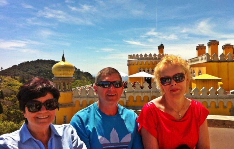 Lisbon: Sintra & Pena Palace Guided Tour with Hotel Pickup - How the Tour Balances Guided and Free Time