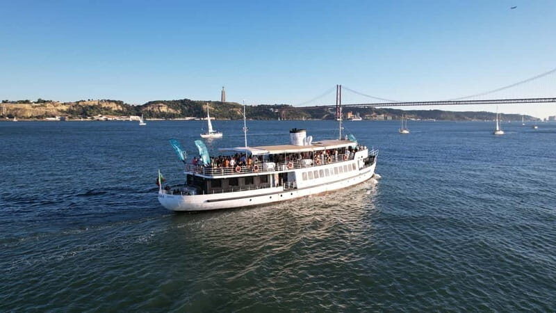 Lisbon: Sunset Boat Tour with Music and Drinks - The Itinerary