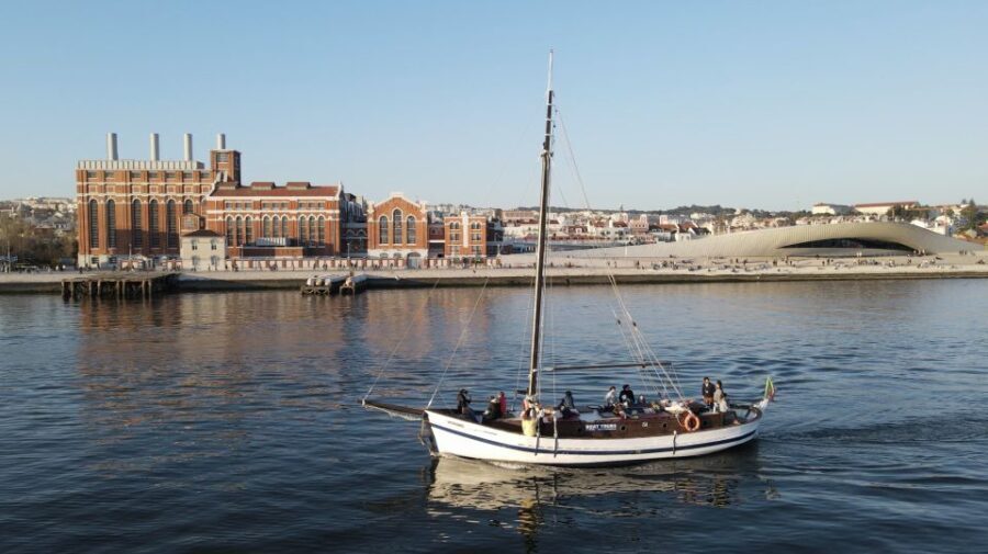 Lisbon: Sunset tour aboard a 1949 traditional boat - The Itinerary — What to Expect