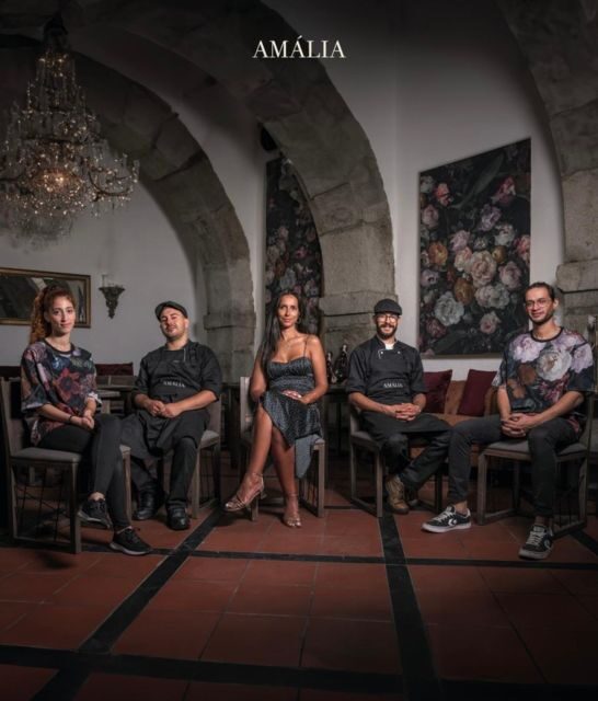 Live fado show in a restaurant - The Venue and Its Atmosphere