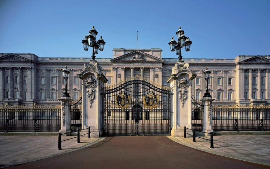 London: Changing of the Guard and Royal Palaces Walking Tour - What to Expect During the Tour