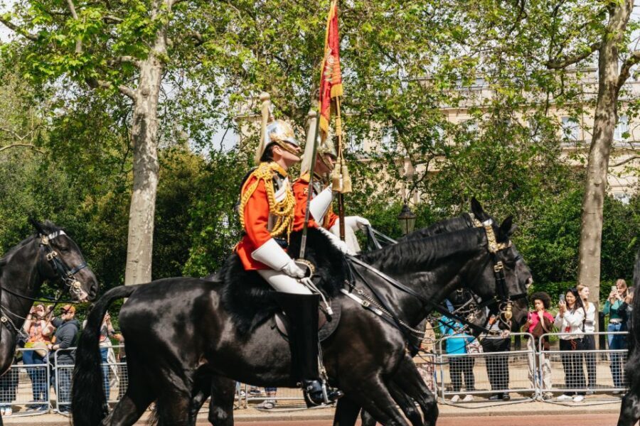 London: Changing of the Guard Tour by Buckingham Palace - What’s Included and What’s Not