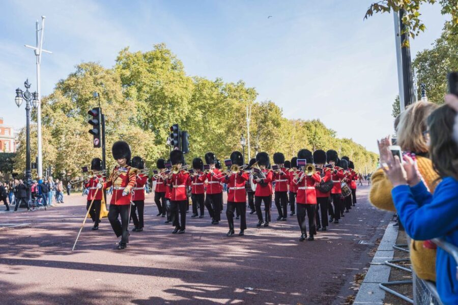 London: Changing of the Guard Walking Tour - What to Expect Step-by-Step